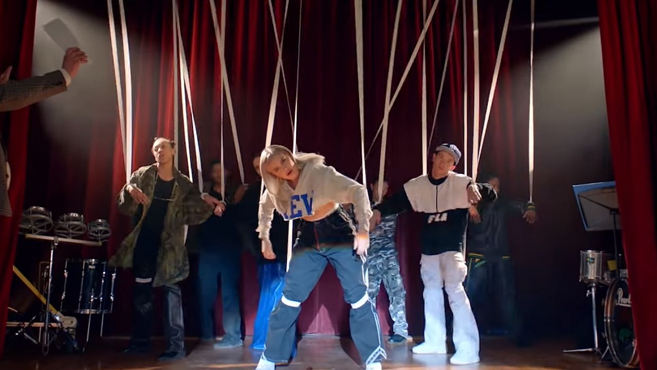 Videoclip: Anne-Marie - 2002