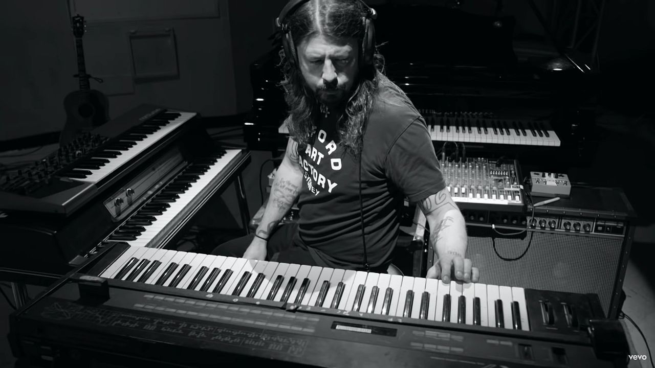 Dave Grohl lansează piesa şi clipul "Play", în care cântă la 7 ...