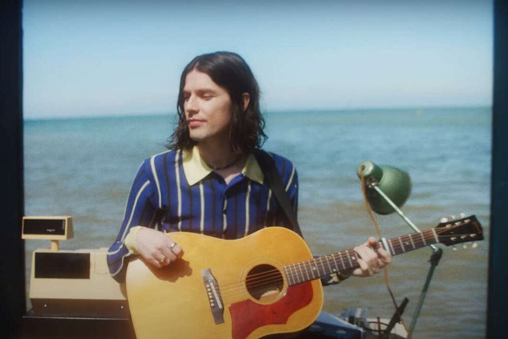 Videoclip: Alesso, Marshmello - Chasing Stars (Stripped) ft. James Bay