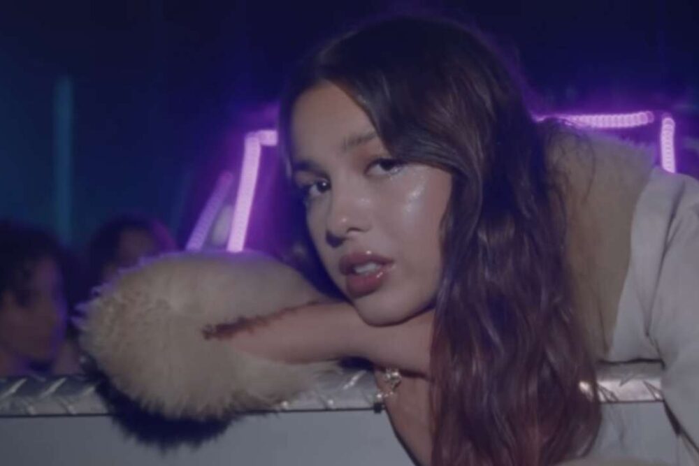 Videoclip: Olivia Rodrigo - traitor