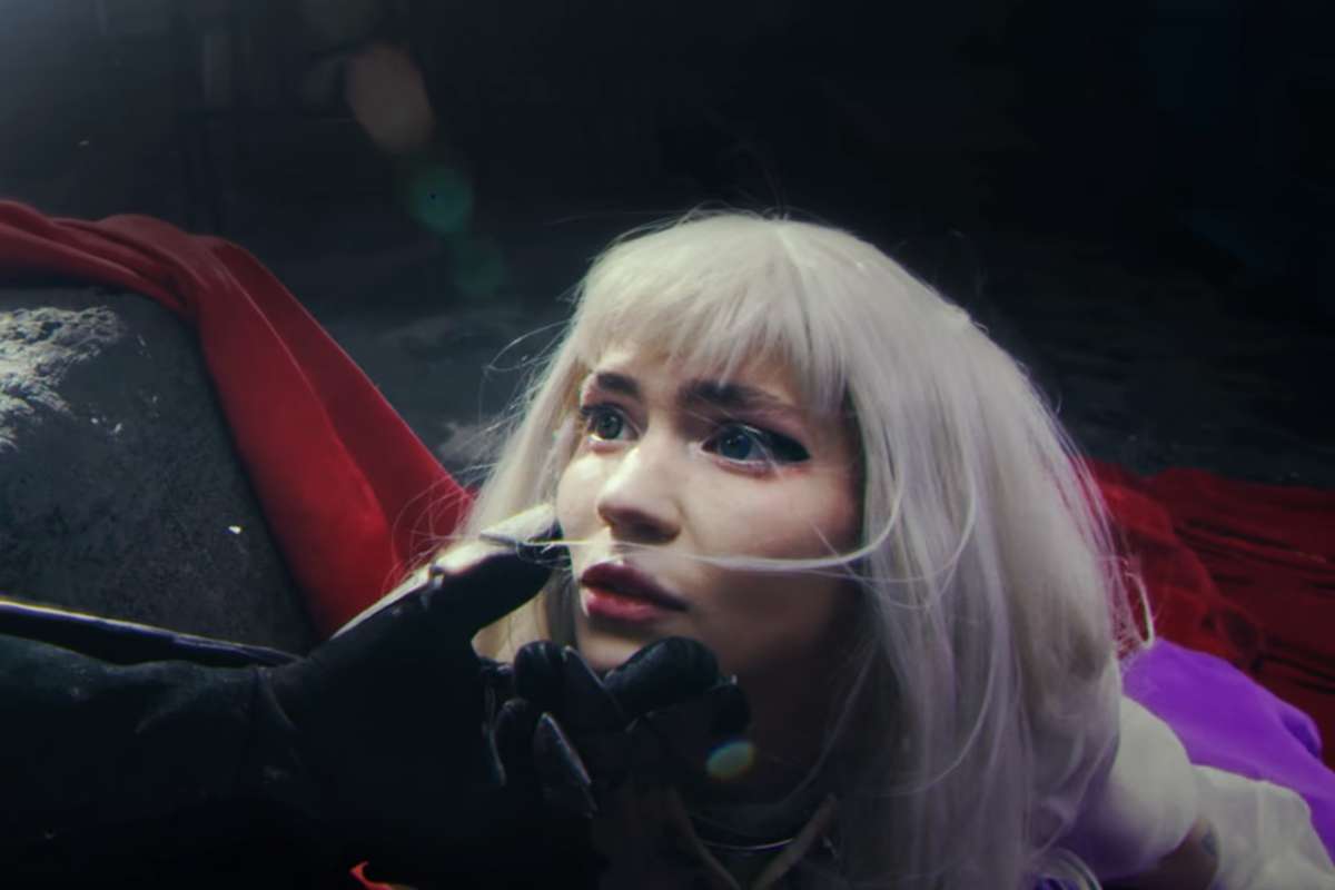 Grimes renunță la "jobul de zi" pentru că industria muzicală e "bazată ...