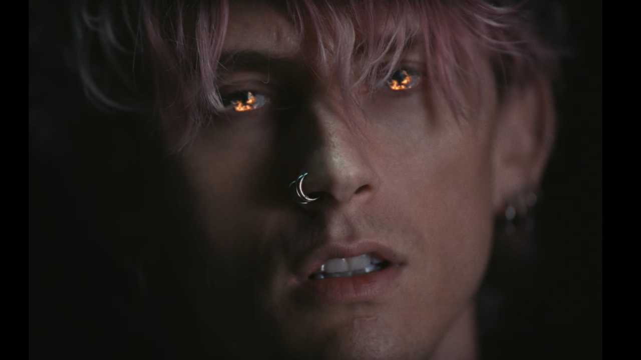 Videoclip: Machine Gun Kelly - more than life ft. glaive