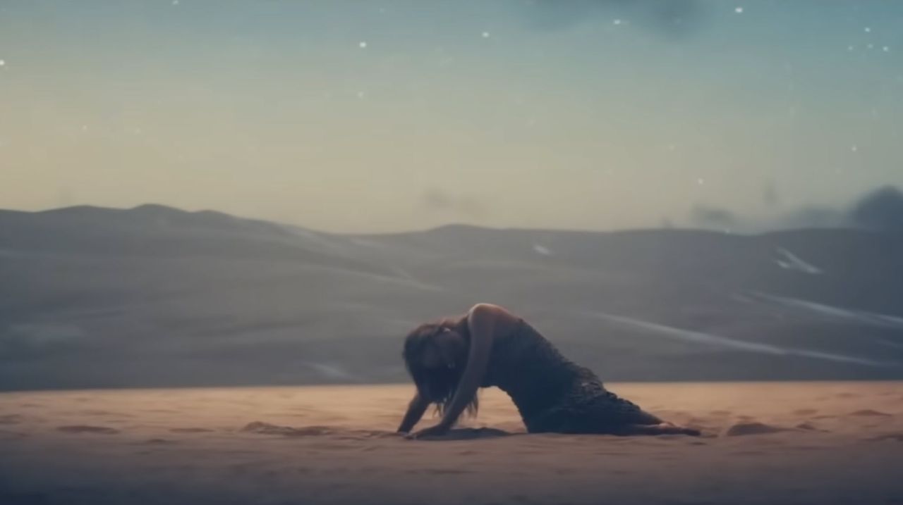 Videoclip: Ellie Goulding - Like A Saviour