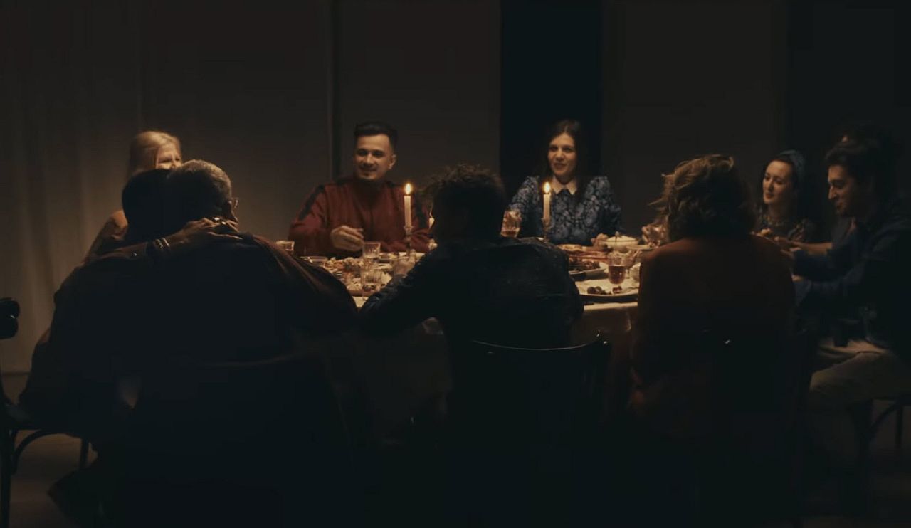 Videoclip: COJO - Astă Seară Mâncăm în Familie