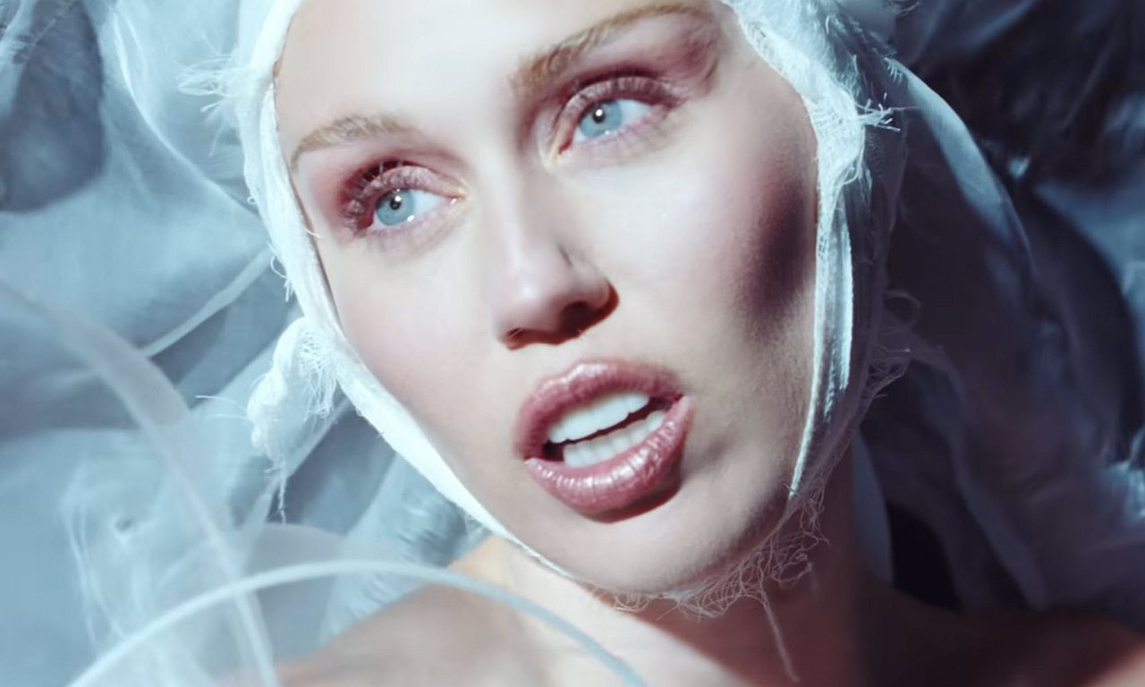Videoclip: Miley Cyrus - Secrets (Feat Lindsey Buckingham, Mick Fleetwood)
