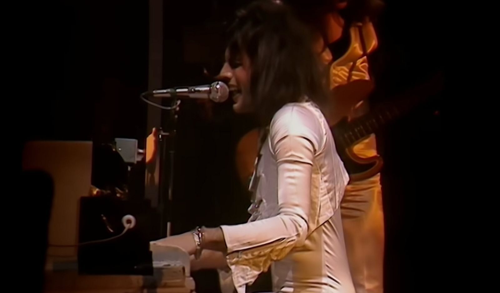 Queen sărbătorește 50 de ani de „Bohemian Rhapsody” cu o mini-serie ...