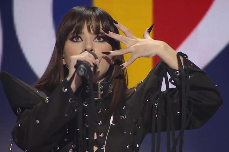 Alexandra Căpitanescu a cântat live "Choke Me" în semifinala Eurovision ...