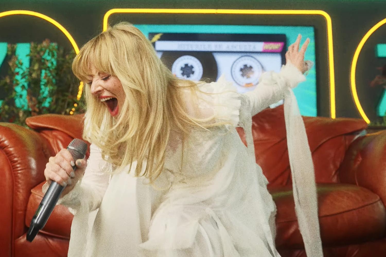 Delia se luptă cu inteligența artificială în videoclipul "Analog"; Află ...